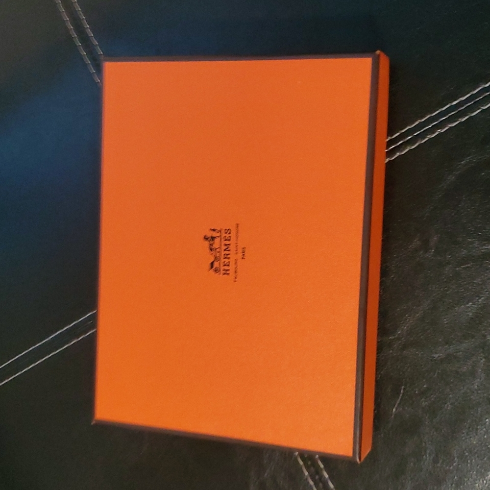 Authentic Hermes Box ; Dimension 8x6" - Gem
